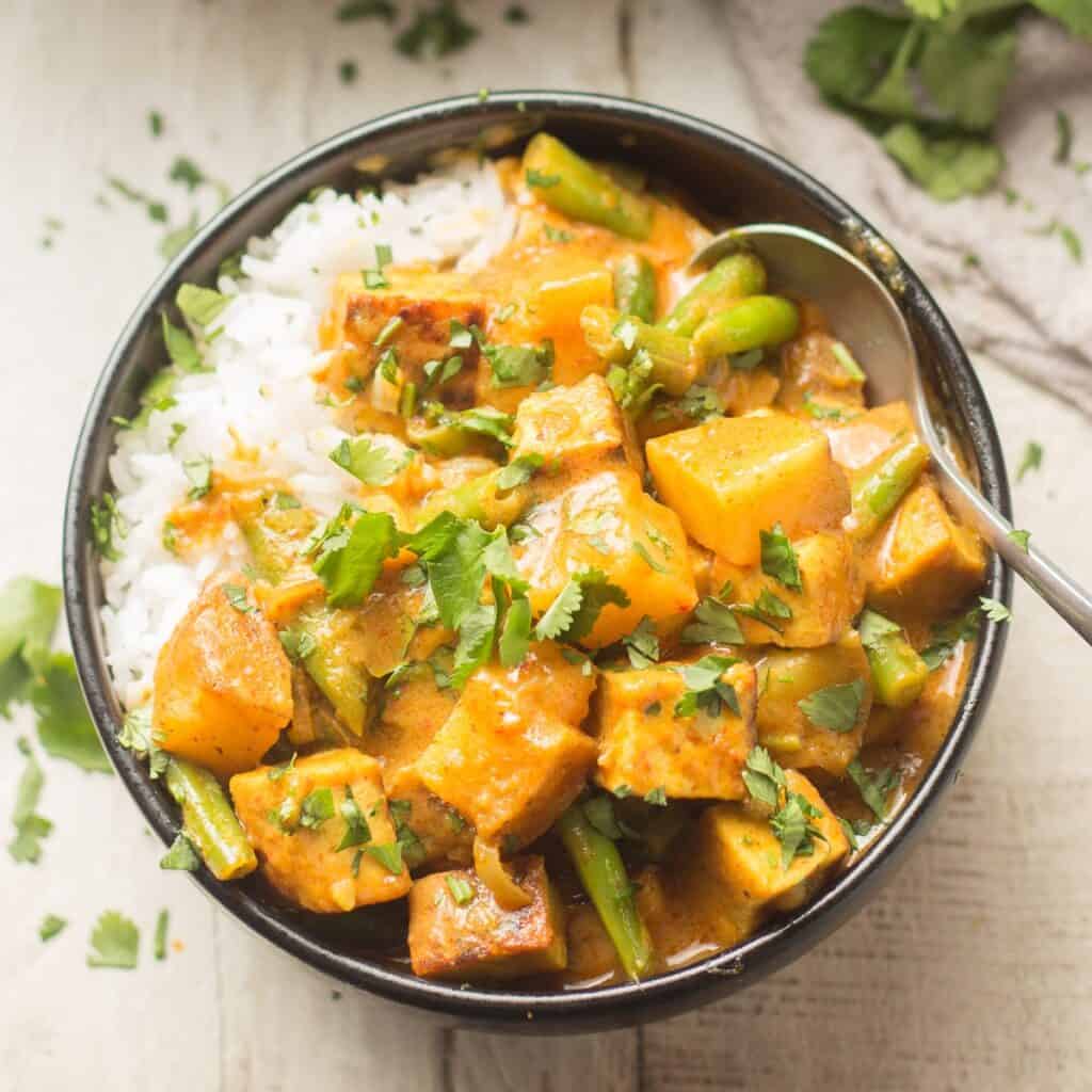 Creamy Kale Curry with Chickpeas (30 Minutes!) - Connoisseurus Veg