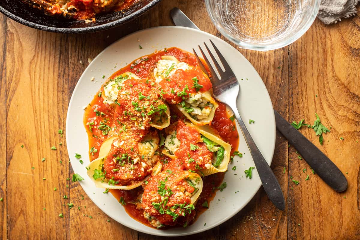 Vegan Stuffed Shells Florentine - Connoisseurus Veg