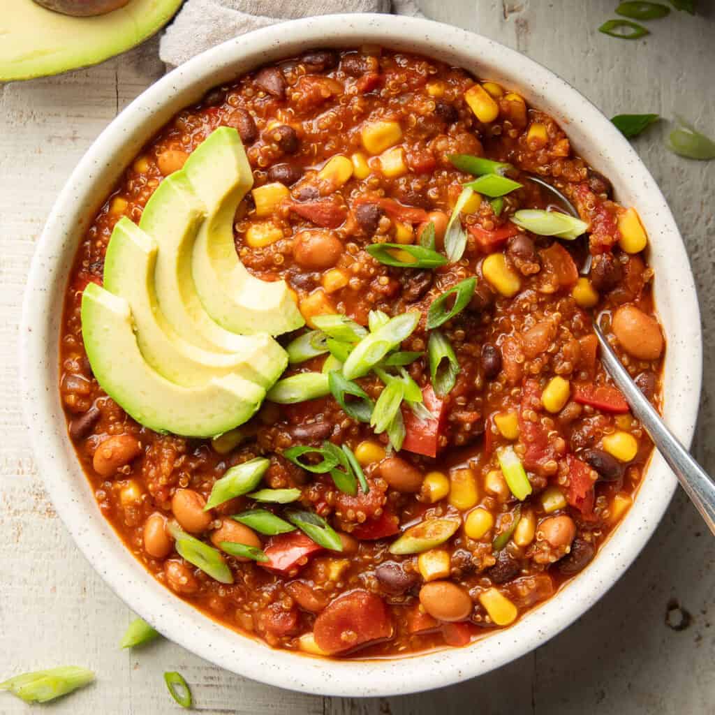 One-Pot Quinoa Chili - Connoisseurus Veg