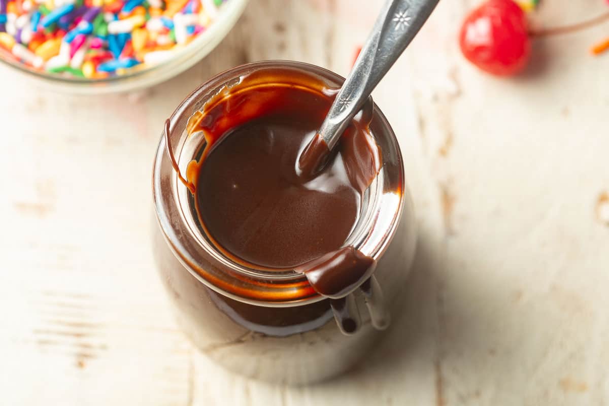 Vegan Hot Fudge Sauce - Connoisseurus Veg
