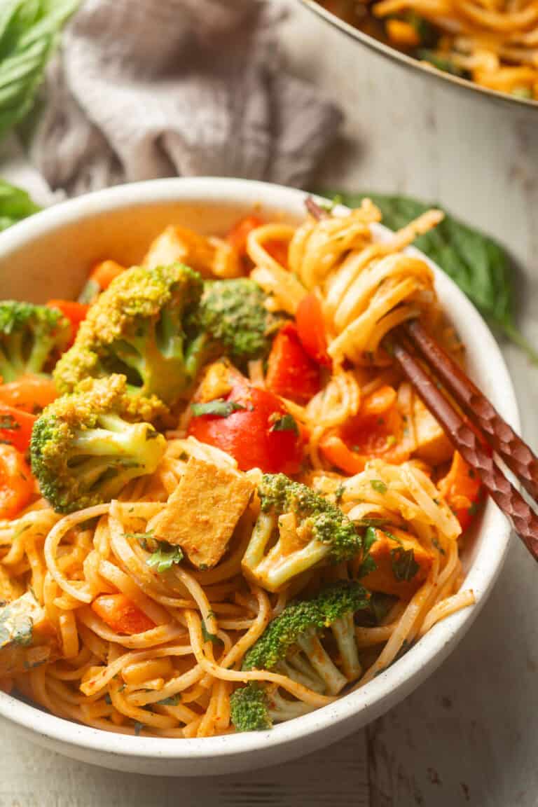 Easy Thai Red Curry Noodles - Connoisseurus Veg