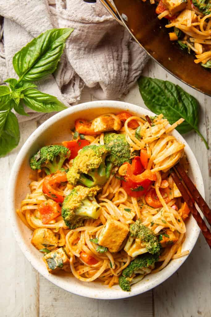 Easy Thai Red Curry Noodles - Connoisseurus Veg