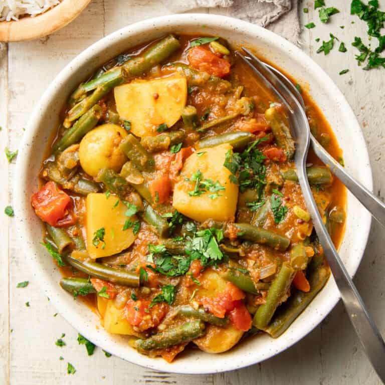 Creamy Kale Curry with Chickpeas (30 Minutes!) - Connoisseurus Veg
